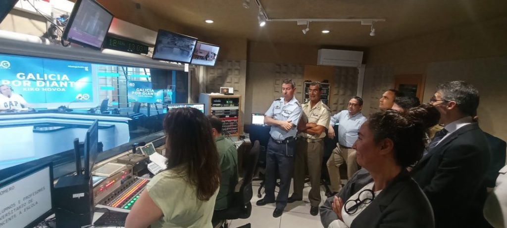 Students of the DIRETIC Master of CUD-ENM visit the facilities of CRTVG